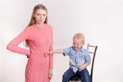 La Maman Punit Son Fils Vilain Photo Stock Image Du Beau Désordre