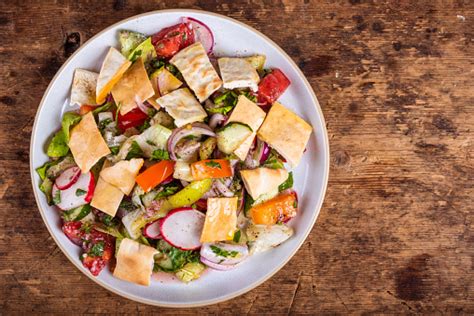 테이블에 접시에 야채와 피타와 Fattoush 샐러드 상단 보기 조리법을위한 공간을 복사 0명에 대한 스톡 사진 및 기타 이미지