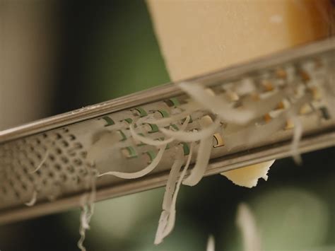 Невеличка хитрість яка допоможе натерти на тертці мякий сир