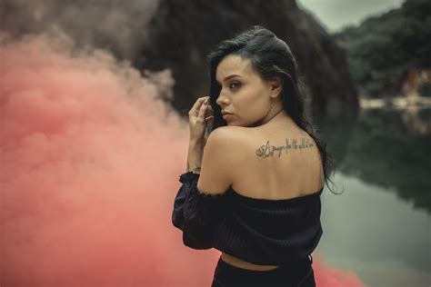 Wallpaper Model Si Rambut Coklat Melihat Dari Atas Bahu Rajah