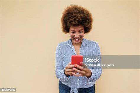 노란색 배경야외에서 휴대 전화를 사용하는 행복한 수석 아프리카 여성 얼굴에 초점 한 명의 여자만에 대한 스톡 사진 및 기타