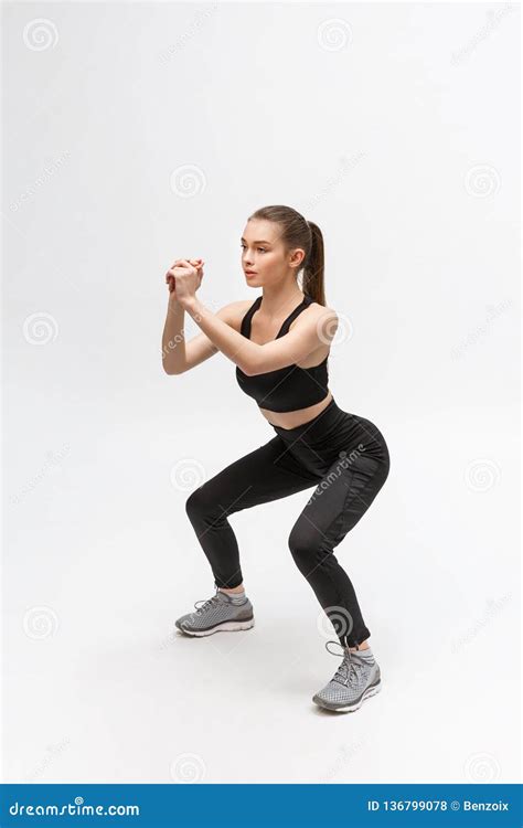 Ejercicio Mujer De Los Deportes En La Ropa De Deportes De La Moda Que Estira Las Piernas Foto De