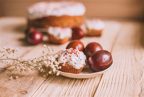 전통적인 부활절 케이크와 꽃이 만발한 나무 가지와 부활절 달걀 부활절 테이블 검은색에 대한 스톡 사진 및 기타 이미지 검은색 기독교 깃털 Istock