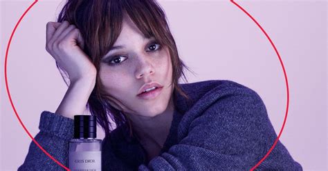Jenna Ortega En La Campaña De Gris Dior El Nuevo Perfume Unisex De