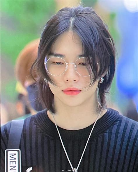 Hyunjin Biography Age Siblings Net Worth Songs Girlfriend Parents