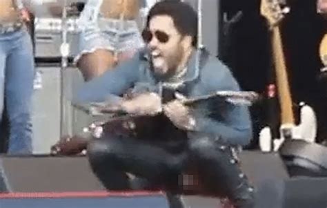 Lenny Kravitzs Junk Fell Out On Stage Tyt Network