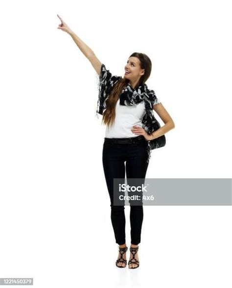 スカーフを着て白い背景の前に立っている白人女性 1人のストックフォトや画像を多数ご用意 1人 30 34歳 30代 Istock