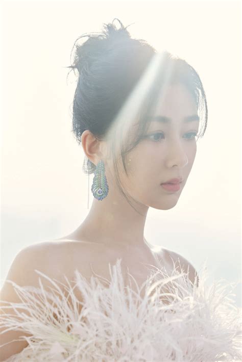 杨紫穿抹胸羽毛裙美如白天鹅 轻盈飘渺秀光滑美腿 搜狐大视野 搜狐新闻