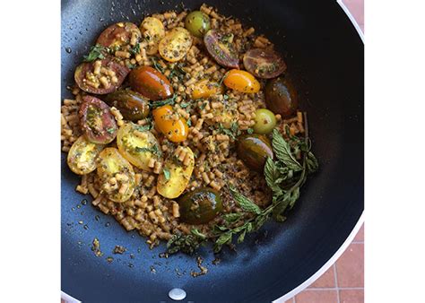 Pippoli Pomodorini E Menta Con Pesto A Base Di Foglie Di Sedano La