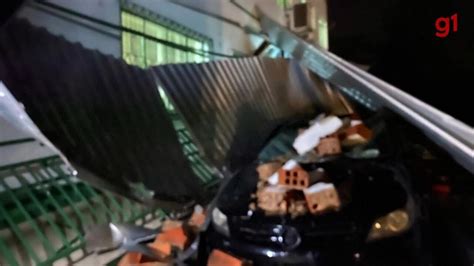 Vídeo Fortes chuvas e ventos alagam ruas arranca árvores e destroem