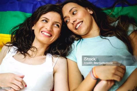 Lgbt 레즈비언 커플 순간 행복 개념 무지개 깃발 위에 누워 2명에 대한 스톡 사진 및 기타 이미지 2명 갈색 머리