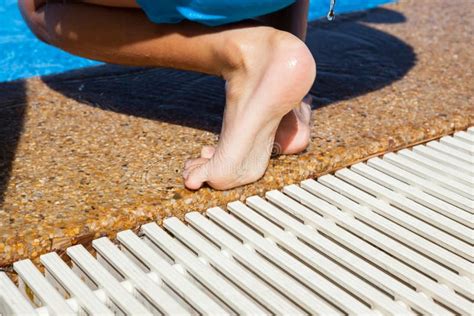 Bambino Che Sta A Piedi Nudi Al Bordo Di Una Piscina Immagine Stock
