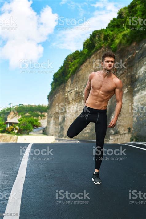피트 니스 남자 몸 야외를 실행 하기 전에 운동 스트레칭 스포츠 운동 개념에 대한 스톡 사진 및 기타 이미지 개념 건강한 생활방식 경쟁 Istock