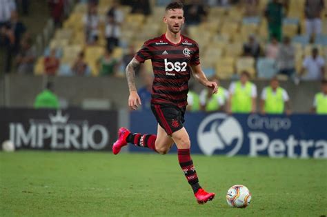 Torcedor Do Flamengo ‘faz Gracinha Em Foto Da Esposa De Léo Pereira E