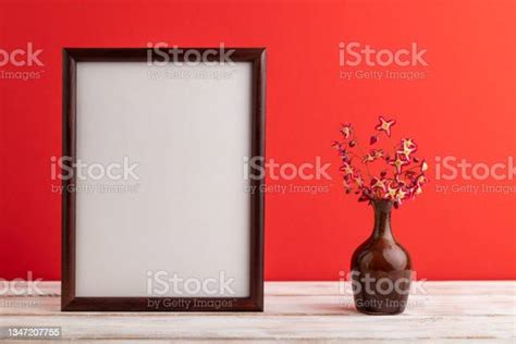 붉은 파스텔 배경에 세라믹 화병에 보라색 불모꽃 나무 프레임 사이드 뷰 복사 공간 정물 모형 템플릿 봄 여름 미니멀리즘 개념 0