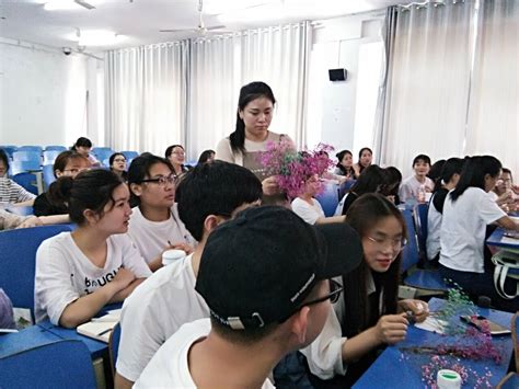 2018年秘书学专业校企合作教育系列报道之三：满满的，都是美的感觉，春天的感觉——秘书学专业开展插花培训 文学院 湖南人文科技学院