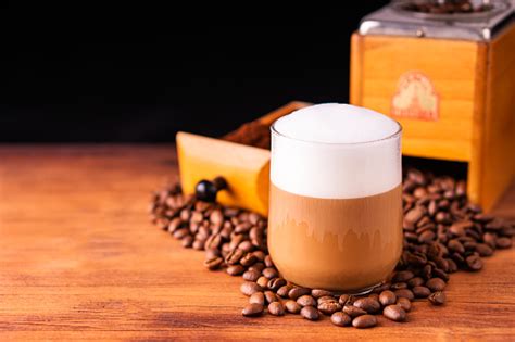 신선한 카페 상쾌한 카페인 화이트 컵 구운 유기농 커피 콩 농장 빈티지 나무 분쇄기 클래식 금속 커피 냄비 에 블랙 에스프레소와 유리 크림 거품 우유 카푸치노 라떼 0명에