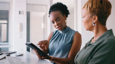 비즈니스 우먼 태블릿 및 사무실에서 피드백 계획 및 팀 또는 직원과의 컨설팅을 제공합니다 협업 협력 및 조언을 위한 직장에서의 컨설턴트 회의 및 대화 25 29세에 대한