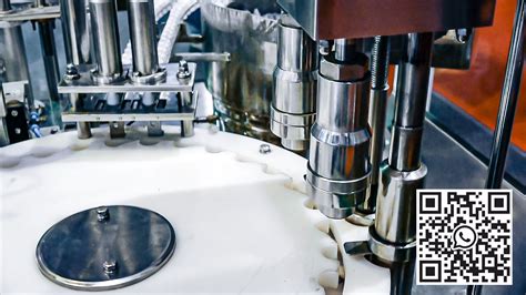 페니실린 병의 알루미늄 캡을 채우고 닫는 자동 장비 세계에서 가장 큰 제약 비디오 포털 ☑