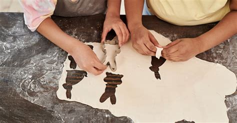 가족 활동 독창성 모양 밀가루 반죽 반죽 압연 반죽에 손을 대다 베이킹 봄 부활절 부활절 제빵 소녀 아이 아이들과 함께 베이킹하기 아이들의 베이킹