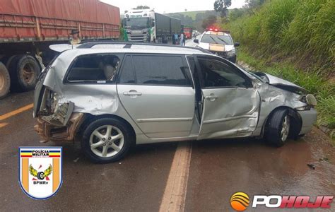 Grávida tem ferimentos leves em acidente entre carro e carreta na MG Rádio Montanheza