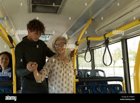 Femme Debout Dans Bus Banque De Photographies Et Dimages à Haute