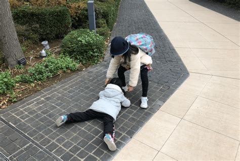 婴儿正确抱法（孩子摔倒后） 幼儿百科 魔术铺