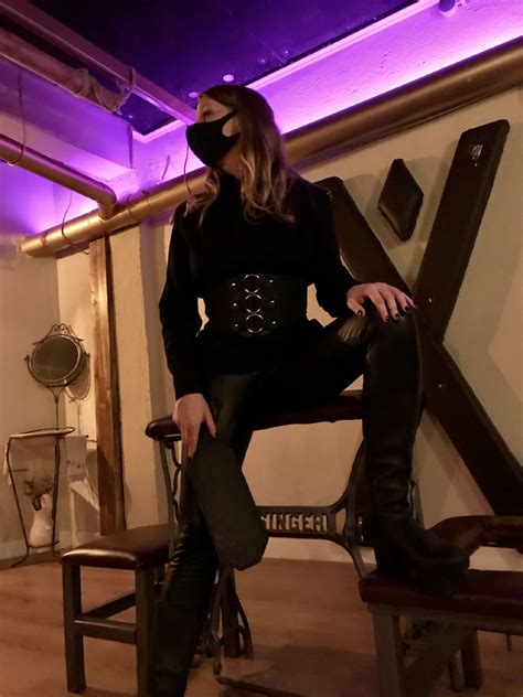 DOMINATRIX MISTRESS HENRIETTE BARCELONA FEMDOM DOMINA AMA
