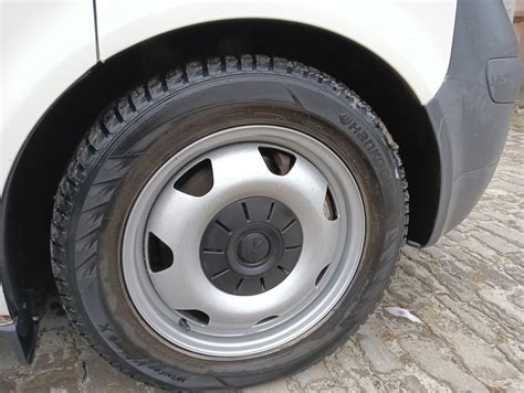 Шины зимние нешипованные Hankook 225/60 R17, штампованные диски Vag ...