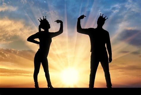 Silueta De Una Mujer Narcisista Y Un Hombre Con Una Corona Concepto De