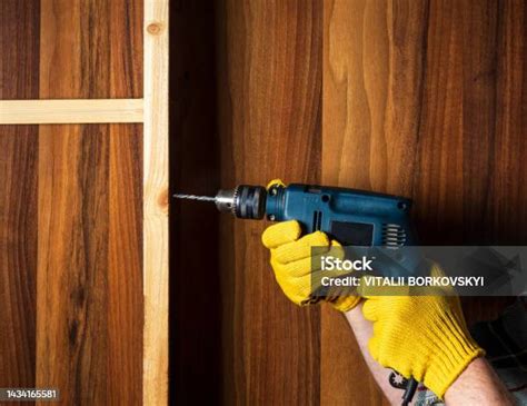 목공은 나무 보드에 전기 드릴로 구멍을 뚫습니다 직장에서 포먼 손을 닫습니다 목공 작업장의 작업 환경 개선에 대한 스톡 사진 및 기타 이미지 Istock