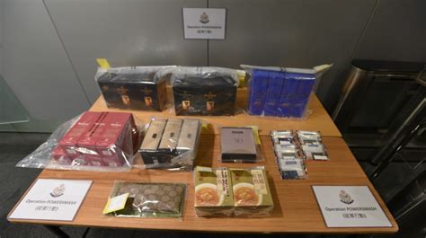 的士司機盜酒吧醉客信用卡 非洲女施美人計偷睇銀行密碼 警拘3人 星島日報