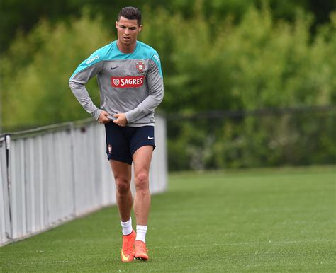 الوطن سبورت رونالدو يهدي أخصائيي العلاج الطبيعي والعمال في ريال مدريد