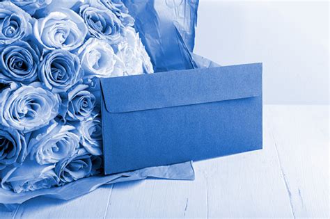 신선한 놀라운 흰색과 보라색 장미와 공예 봉투의 꽃다발 휴일 어머니의 선물 발렌타인 데이 생일 기념일과 결혼식 기프트 랩핑 컨셉