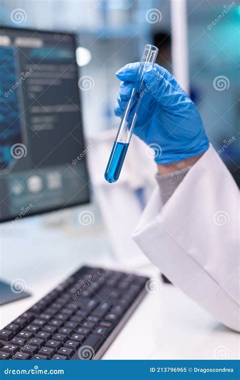 Fermeture De Tubes Dessai Pour Lexpérience Scientifique Image Stock