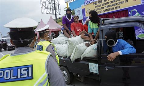 WARGA TIDAK MEMATUHI ATURAN JAGA JARAK | ANTARA Foto