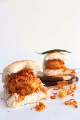 Vada Pav 또는 Wada Pao는 Maharashtra 주에서 자생하는 채식주의 패스트 푸드 요리입니다 유명한 뭄바이 거리