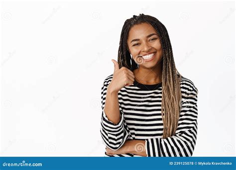 Retrato De Uma Linda Garota Negra Feliz Diz Sim Mostrando O Polegar