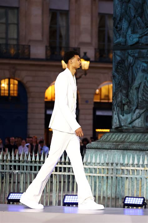 Le Basketteur Victor Wembanyama Fait Une Entrée Remarquée Au Vogue