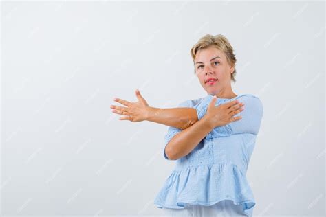 스튜디오에서 포즈를 취하는 성숙한여 인 무료 사진