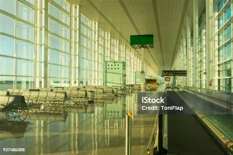 바르셀로나 국제 공항 엘 프라 트 내부에 탑승 라운지 공항 중 가장 큰 하나는 유럽에서 바르셀로나 국제공항에 대한 스톡 사진 및