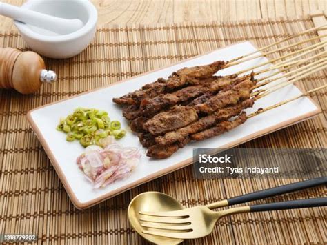 땅콩 소스를 곁들인 치킨 사테이 나무 테이블에 흰색 접시에 제공됩니다 인도네시아에서 인기있는 길거리 음식 중 하나 0명에 대한 스톡 사진 및 기타 이미지 Istock