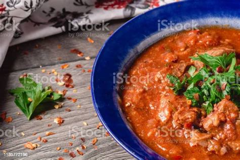 토마토 소스에 채소를 넣고 끓인 송아지 고기 토마토 소스에 향신료를 곁들인 송아지 고기와 토마토 소스에 양파 마늘 칠리 페 퍼