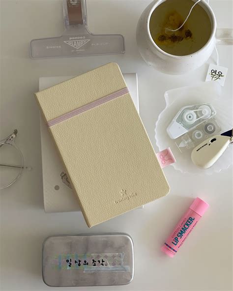 스온프ㅣ취향 라이프ㅣ기록탐구자 좋은 문장들을 수집하고 있어요 한권이 되면 무척 흐뭇할것 같아요 오늘은 국화차 한잔하며 책읽어봐요 꼭 시간을 사세요 그러려면