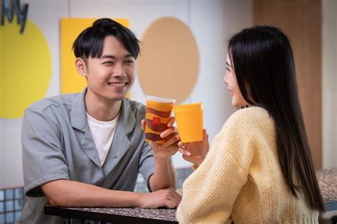 母親節速食獻心意 花瓣造型海鮮比薩限量賣、雞塊雞翅買1送1 觸好康