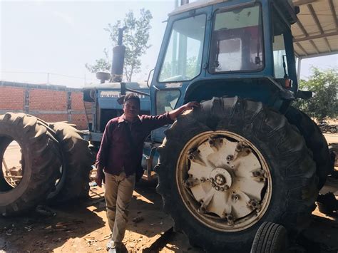 ផ្សារលក់ ត្រាក់ទ័រ Facebook