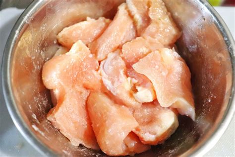 彩り鮮やか高タンパクな消費レシピ！鶏むね肉とレタスの卵炒め 筋肉料理研究家ryotaのレシピブログ