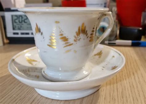 Grande Tasse Et Soucoupe En Porcelaine Blanche Et Dorée Légèrement