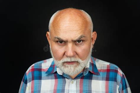 Retrato Emocional Serio De Un Anciano Maduro Con Barba Gris Aislado En