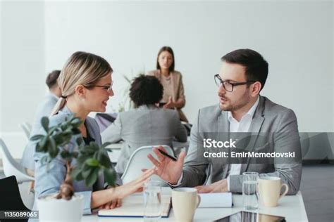 현대 스타트업 사무실에서 프로젝트를 함께 작업 하는 비즈니스 커플 2명에 대한 스톡 사진 및 기타 이미지 2명 경영자 계획 Istock